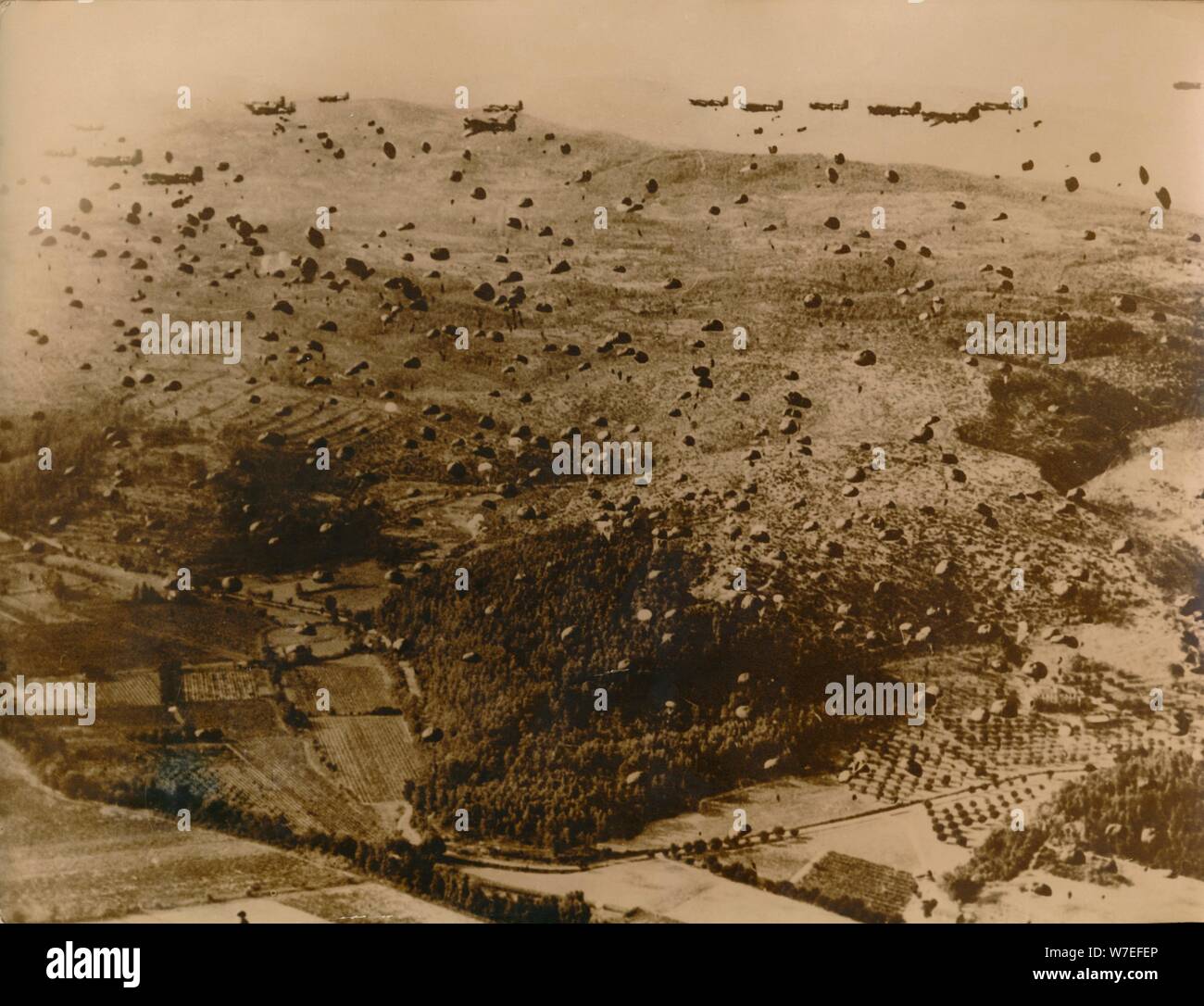 Parachute troops hi-res stock photography and images - Alamy