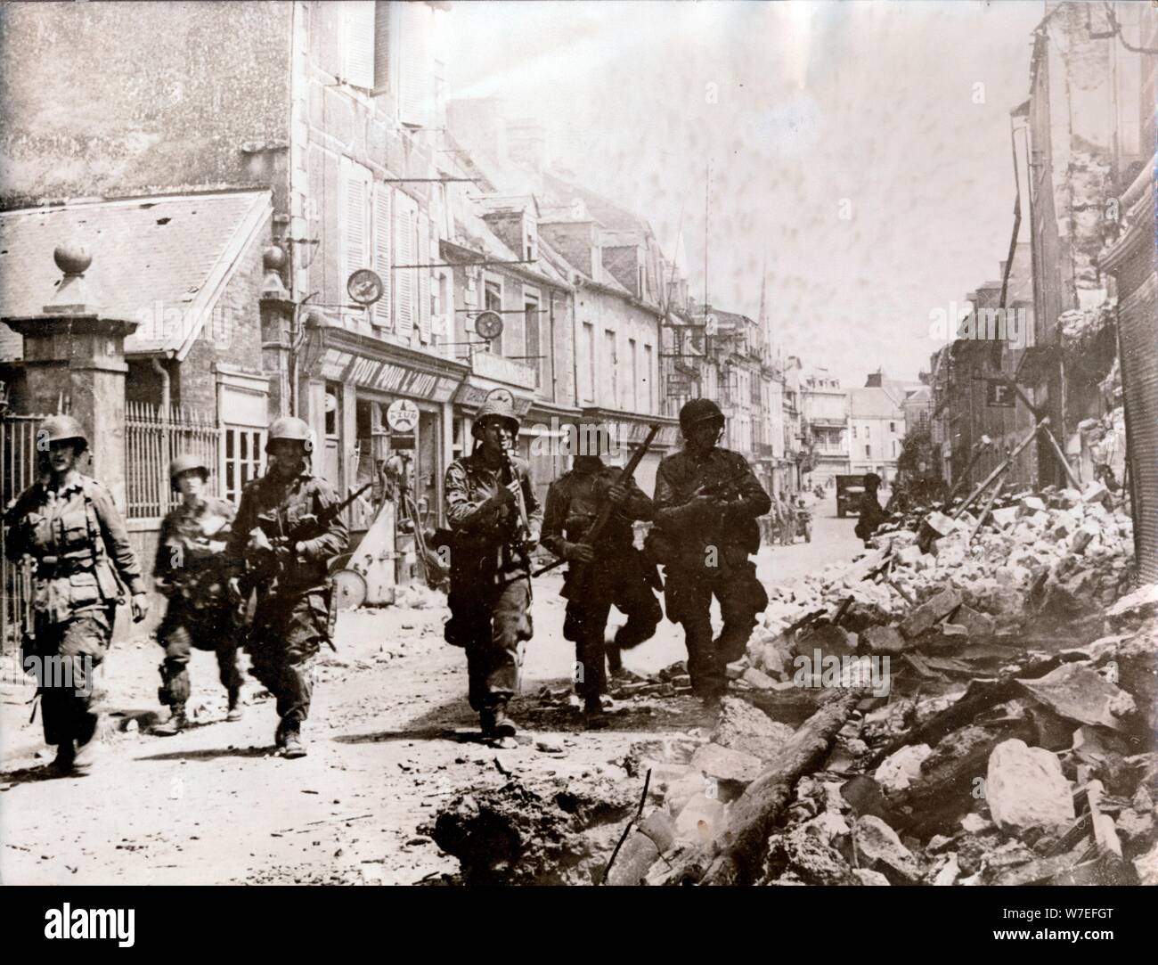 Troops normandy hi-res stock photography and images - Alamy