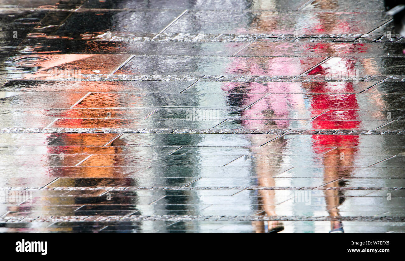 Couple water puddle reflection hi-res stock photography and images - Alamy