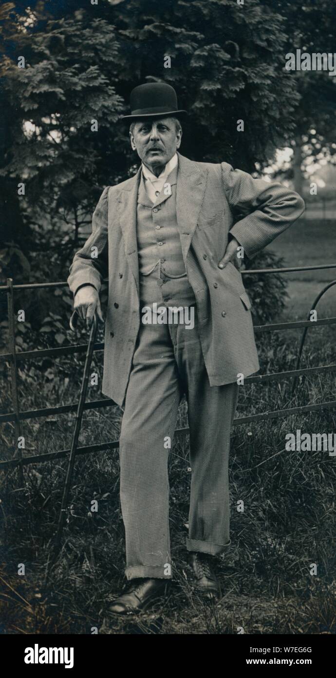 Man male bowler hat hi-res stock photography and images - Alamy