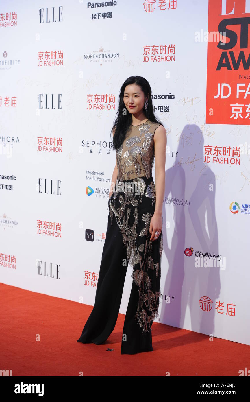 Chinese supermodel Liu Wen arrives on the red carpet for the 2017 ELLE ...