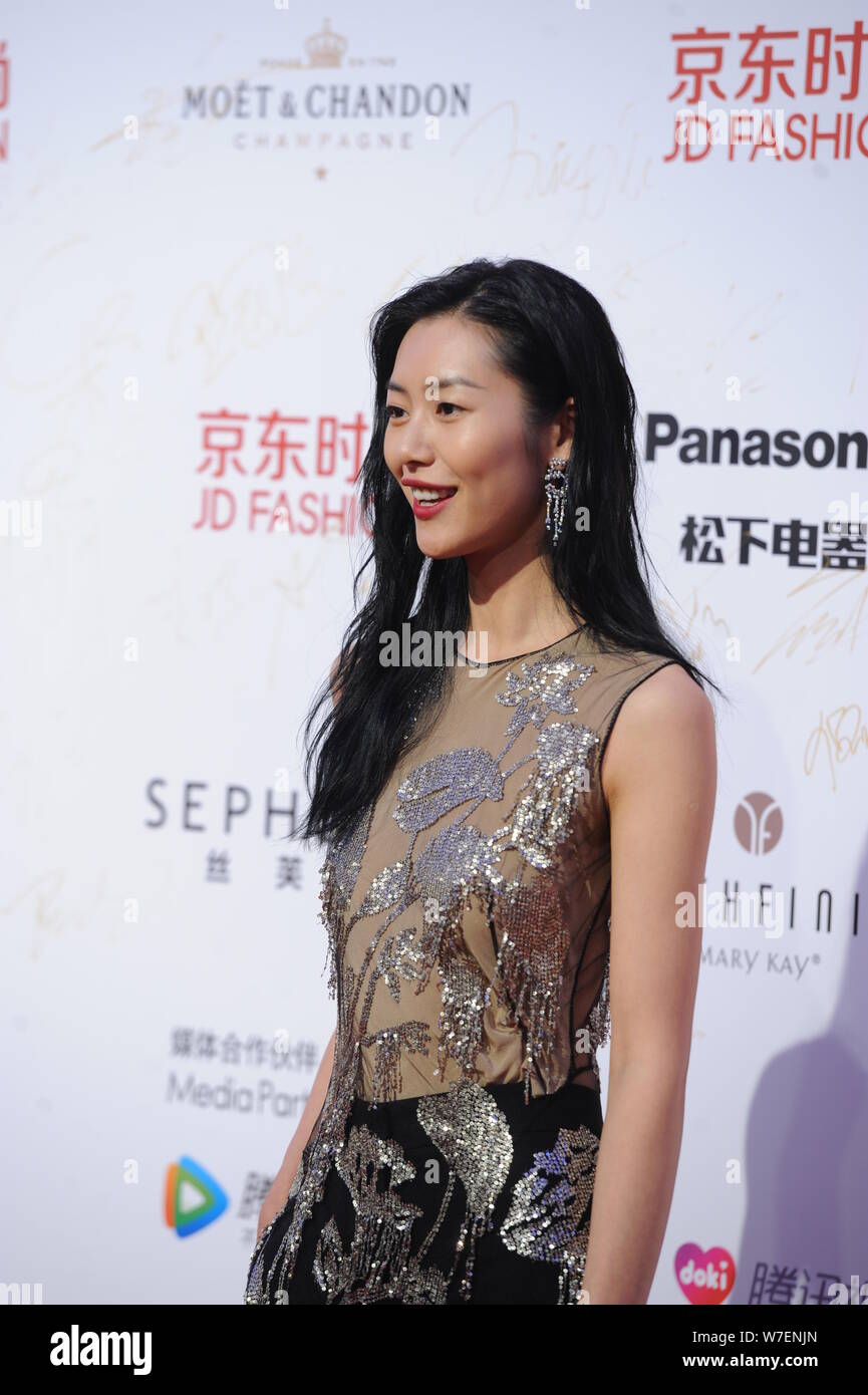 Chinese supermodel Liu Wen arrives on the red carpet for the 2017 ELLE ...