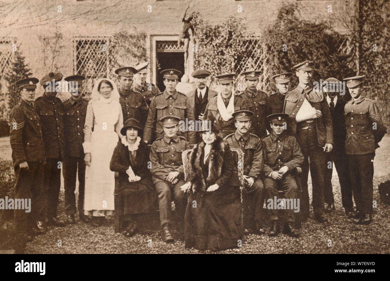'Lady Elizabeth with Countess of Strathmore and convalescent wounded ...