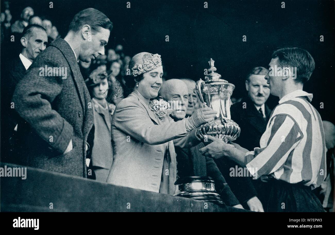 The queen wembley fa cup trophy hi-res stock photography and images - Alamy