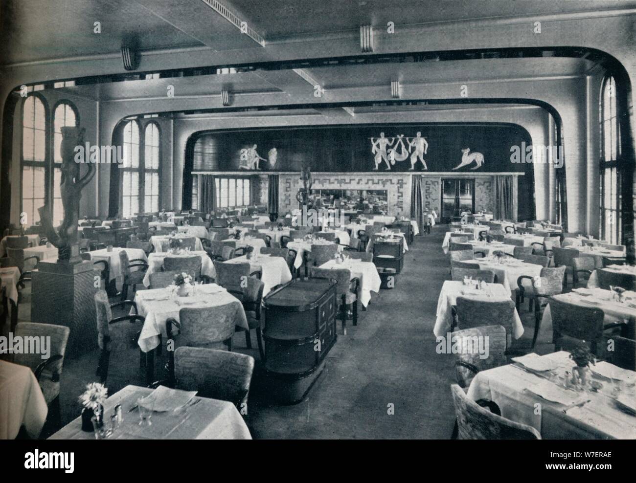 1st class dining hi-res stock photography and images - Alamy