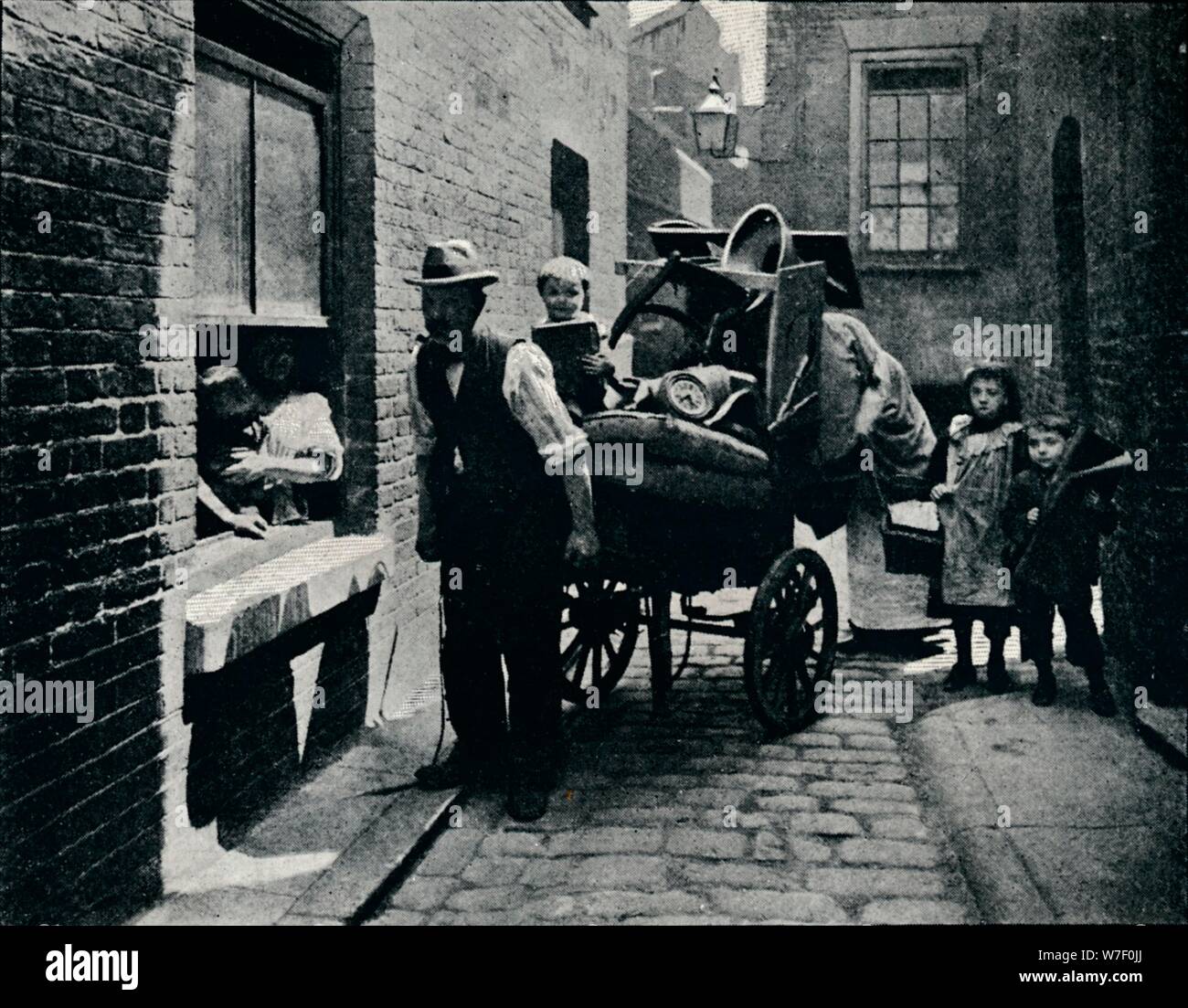 Poverty london 20th century hi-res stock photography and images - Alamy