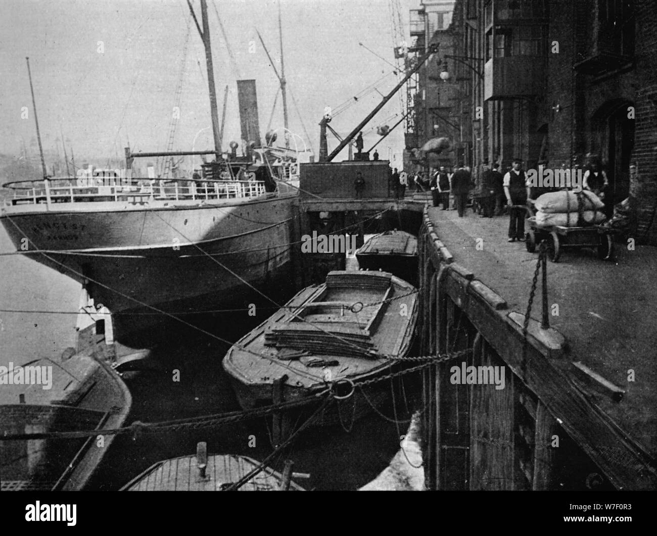 London docks hi-res stock photography and images - Alamy