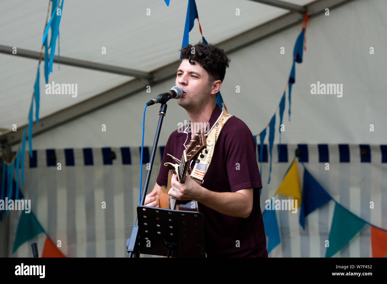 Male musician singing hi-res stock photography and images - Alamy