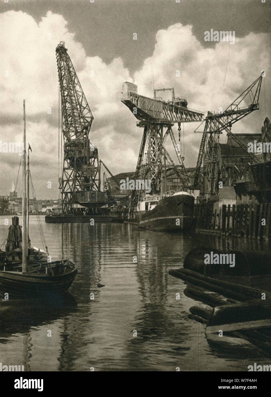The giant floating crane hi-res stock photography and images - Alamy