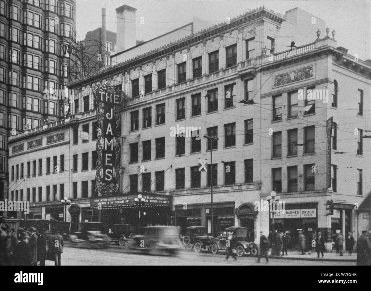Movie theater exterior front hi-res stock photography and images - Alamy