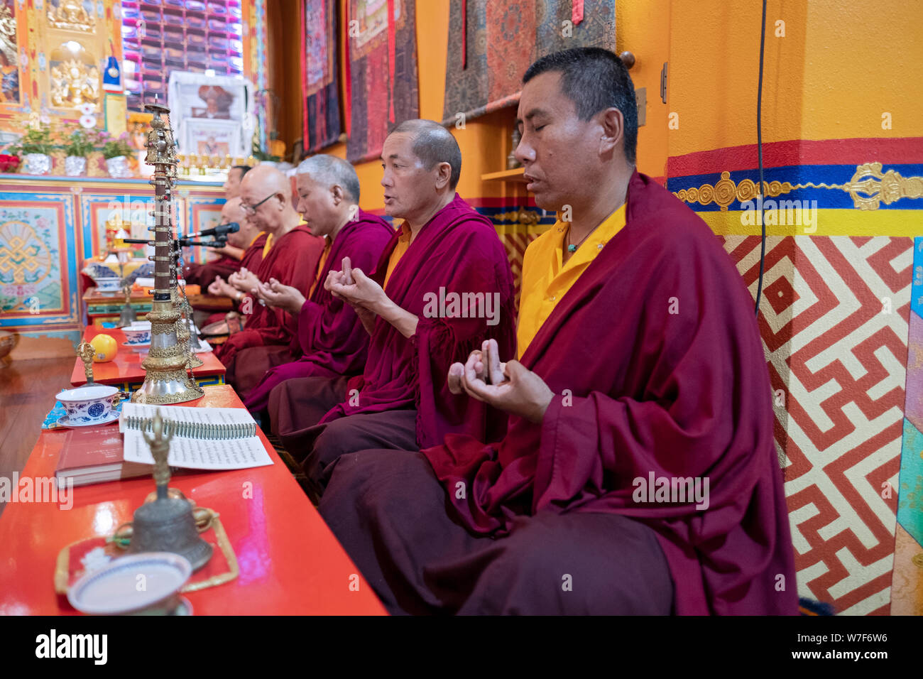 ⁣MUDRAS. Buddhists monks from Nepal & Tibet use hand gestures during ...