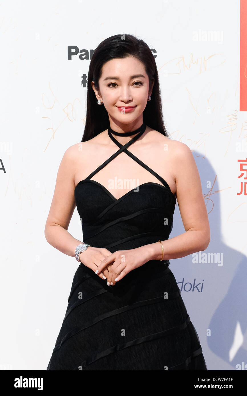 Chinese actress Li Bingbing arrives on the red carpet for the 2017 ELLE ...