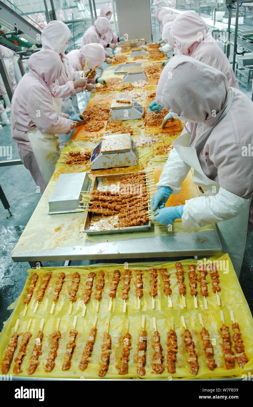 China chicken processing plant hi-res stock photography and images - Alamy