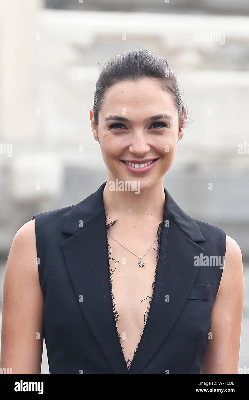 Gal gadot model hi-res stock photography and images - Alamy