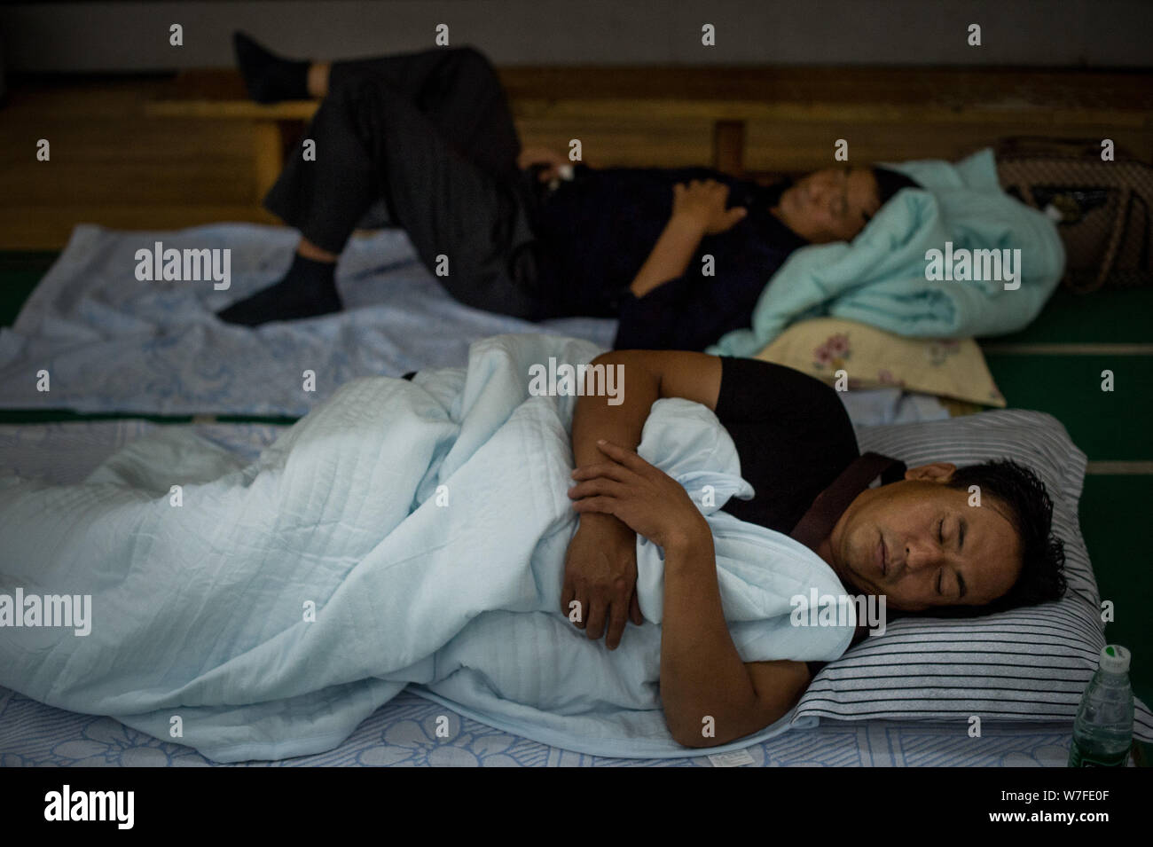 Children sleeping on floor mats hi-res stock photography and images - Alamy
