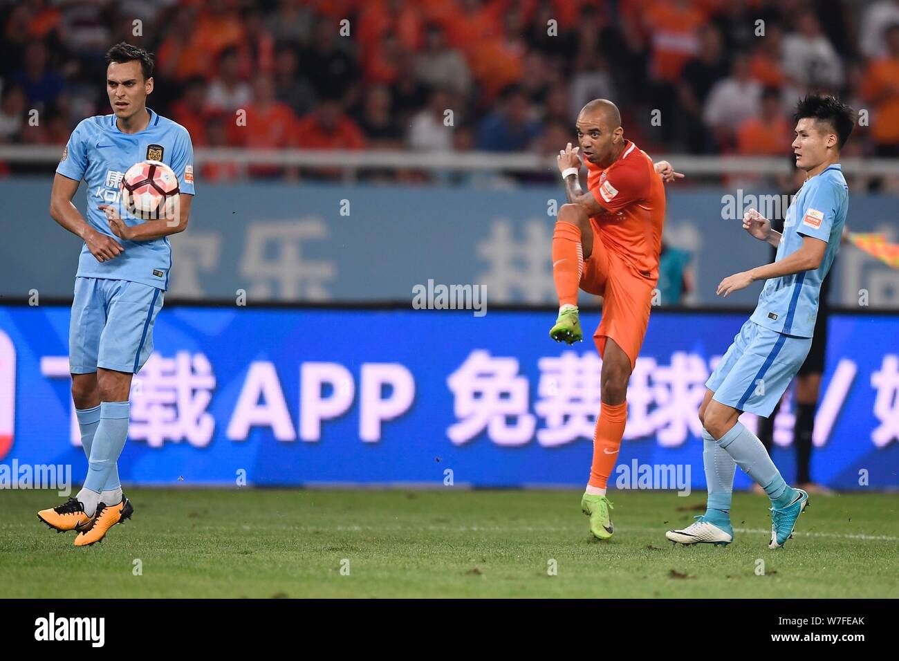 Brazilian football player Diego Tardelli, center, of Shandong Luneng ...