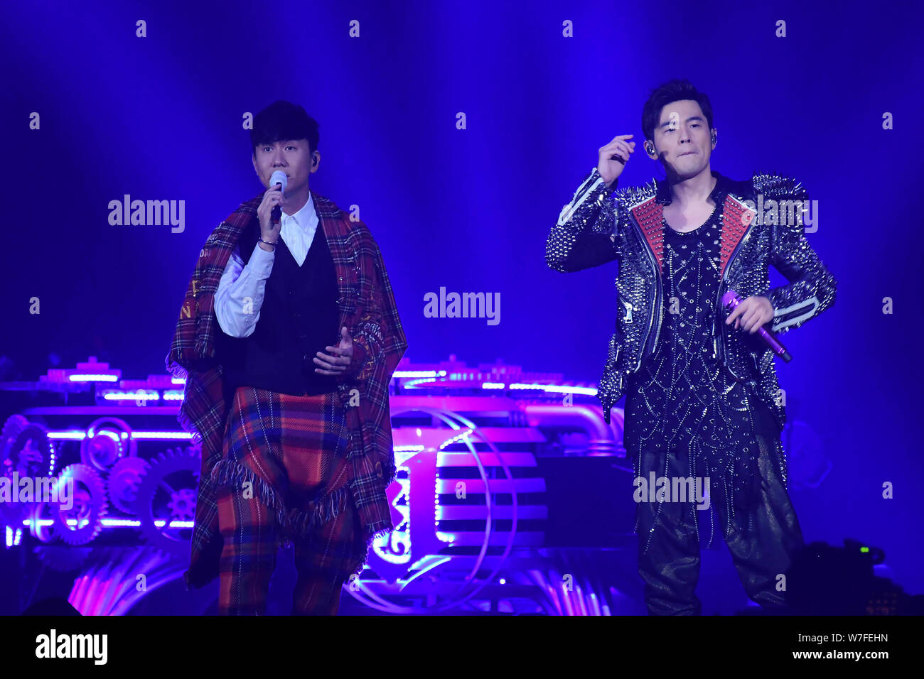 **TAIWAN OUT**Taiwanese singer Jay Chou, right, and Singaporean singer ...
