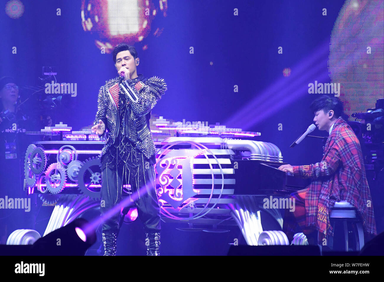 **TAIWAN OUT**Taiwanese singer Jay Chou, left, and Singaporean singer ...