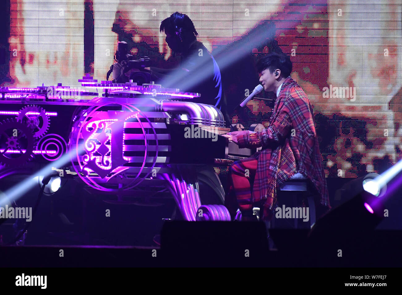 **TAIWAN OUT**Singaporean singer JJ Lin performs at the second Taipei ...