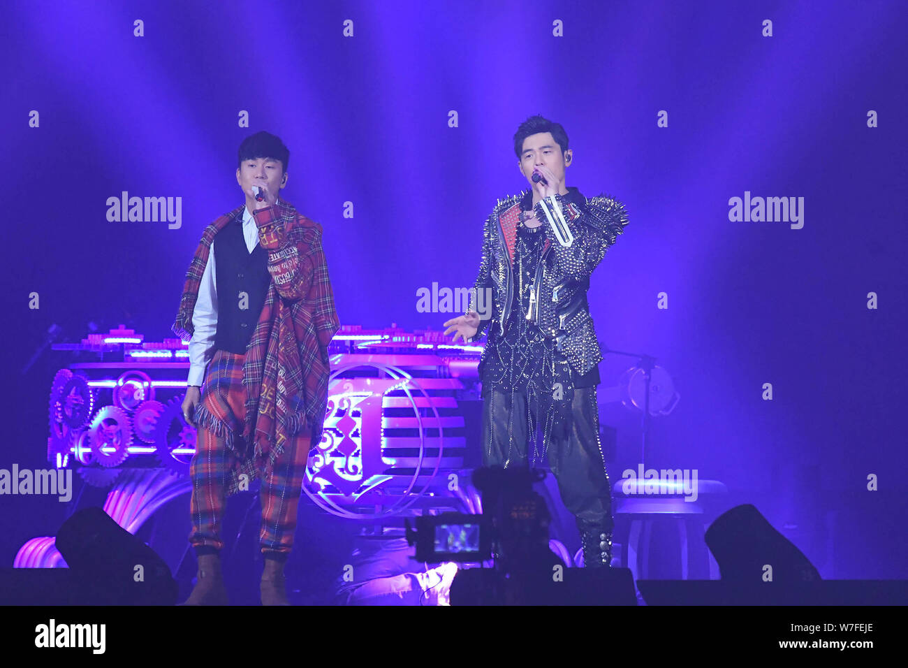 **TAIWAN OUT**Taiwanese singer Jay Chou, right, and Singaporean singer ...