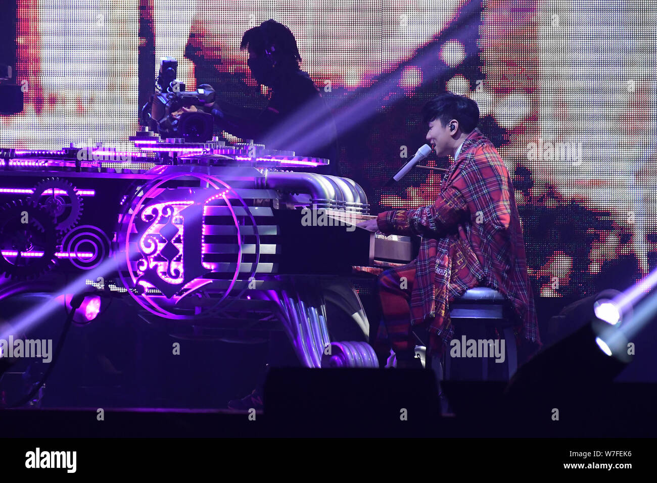 **TAIWAN OUT**Singaporean singer JJ Lin performs at the second Taipei ...
