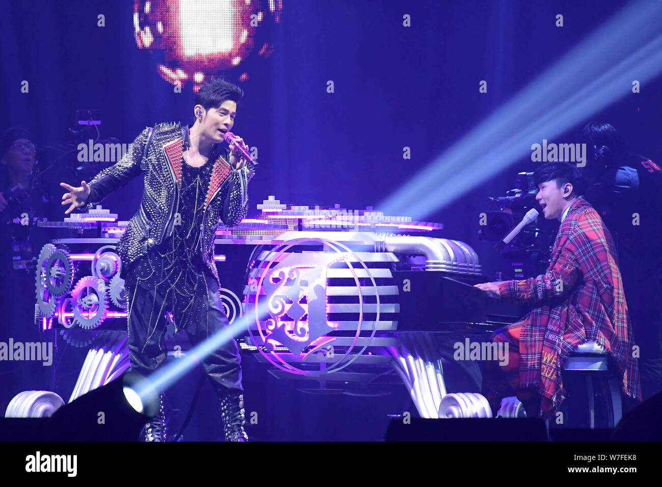 **TAIWAN OUT**Taiwanese singer Jay Chou, left, and Singaporean singer ...
