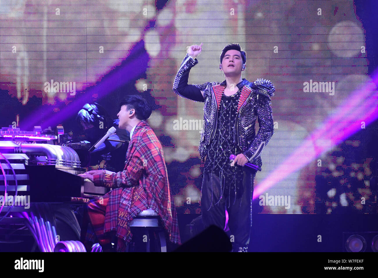 **TAIWAN OUT**Taiwanese singer Jay Chou, right, and Singaporean singer ...