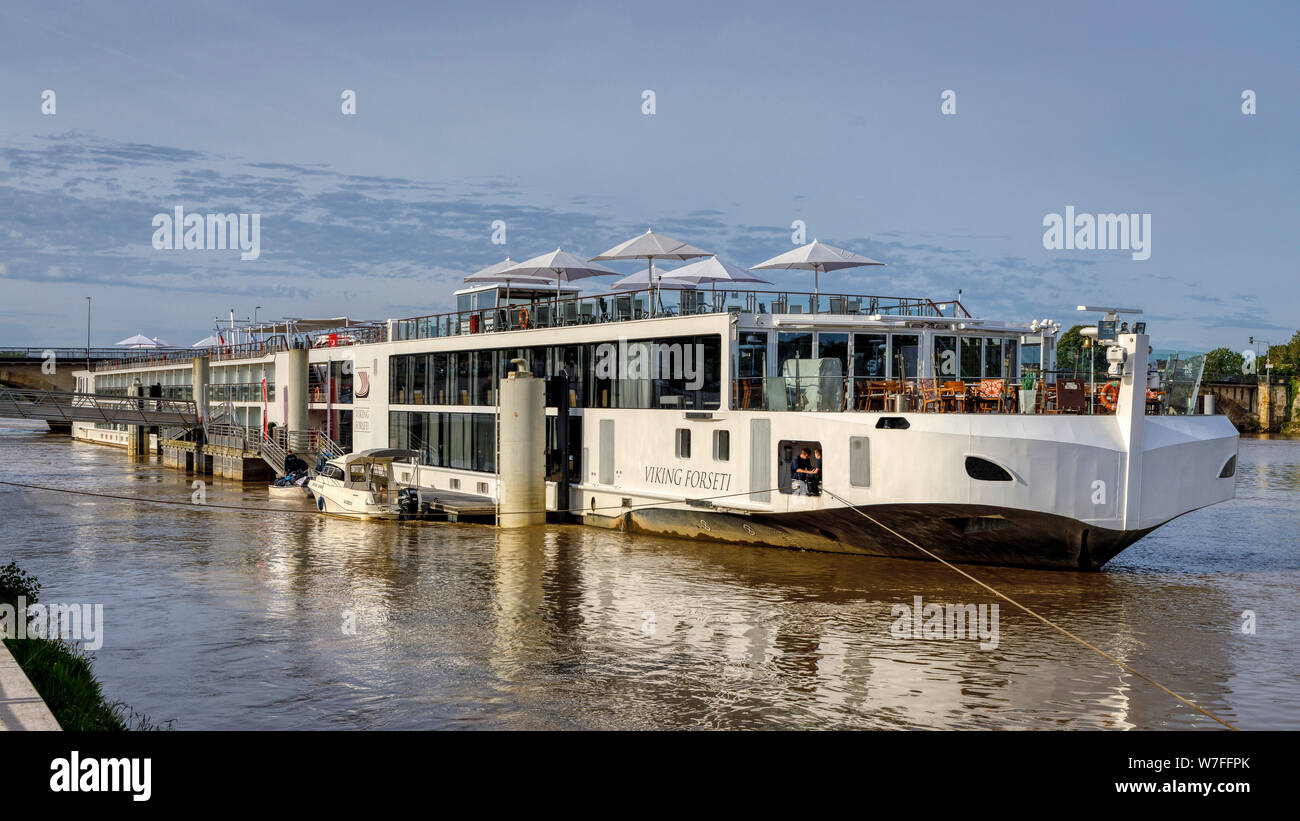 Libourne boat hi-res stock photography and images - Alamy