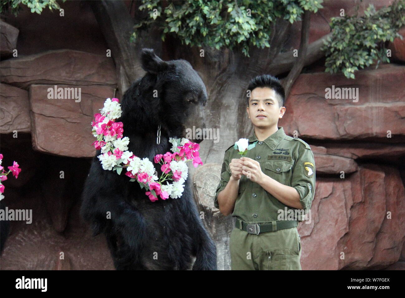 A bear wears a wreath to mourn the death of the world's eldest giant ...