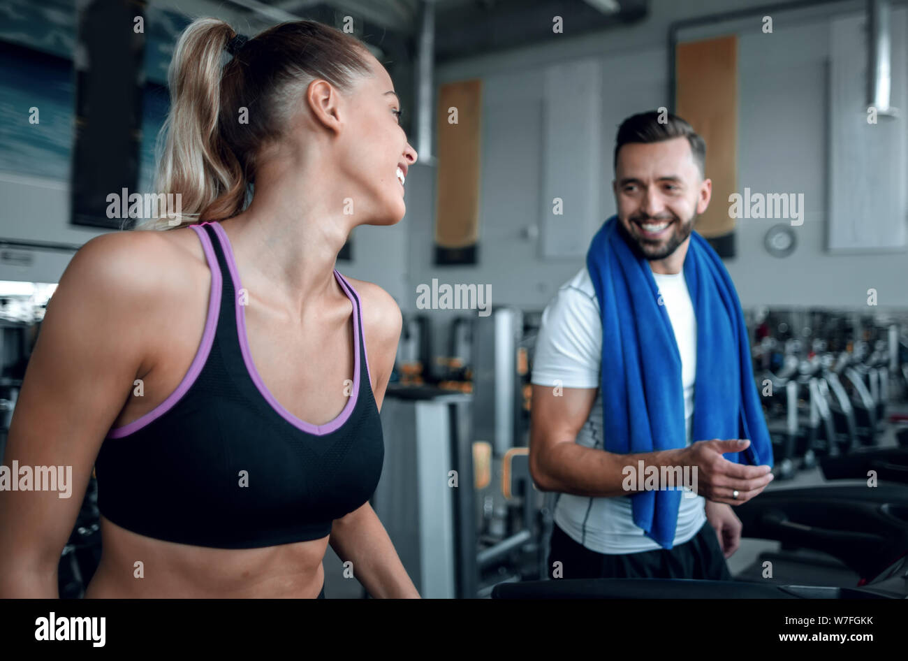 Sports couple talking hi-res stock photography and images - Alamy