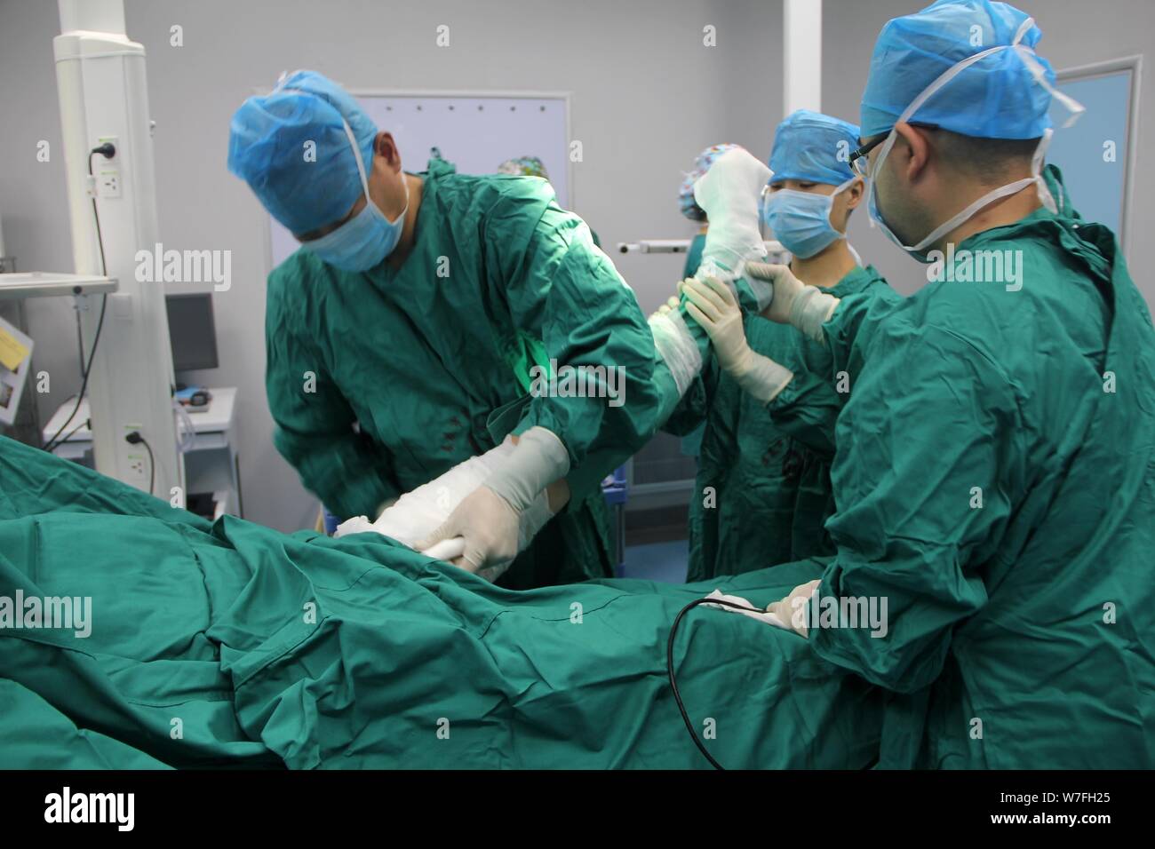 Chinese doctors harvest skin flap from 36-year-old Chinese man Yan ...