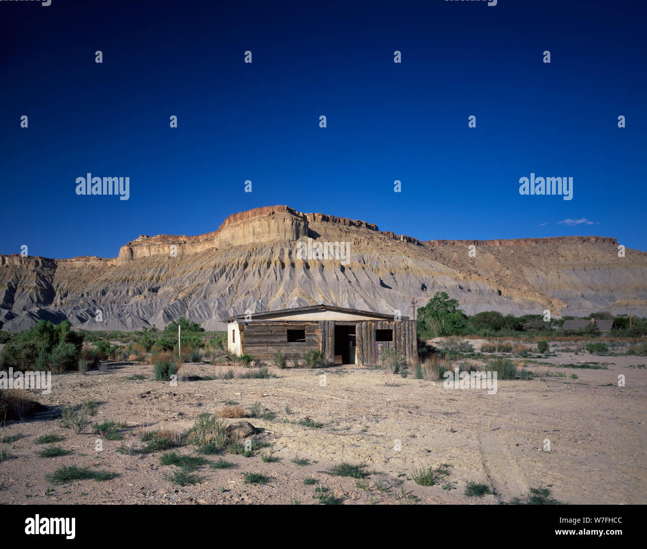 Desert desolate cabin hi-res stock photography and images - Alamy