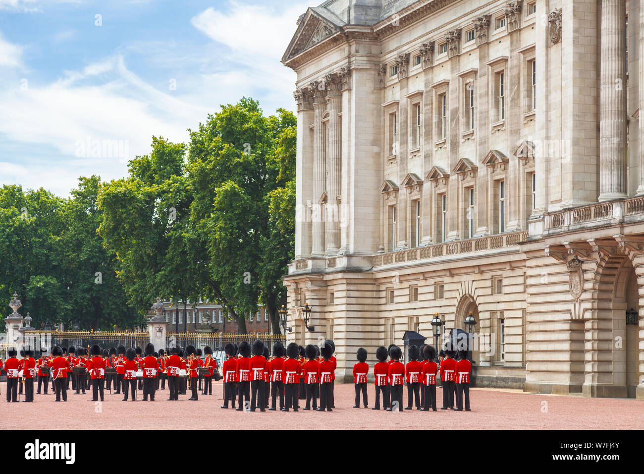 Soldiers in traditional red uniforms, members of the Queen's Guard, on ...