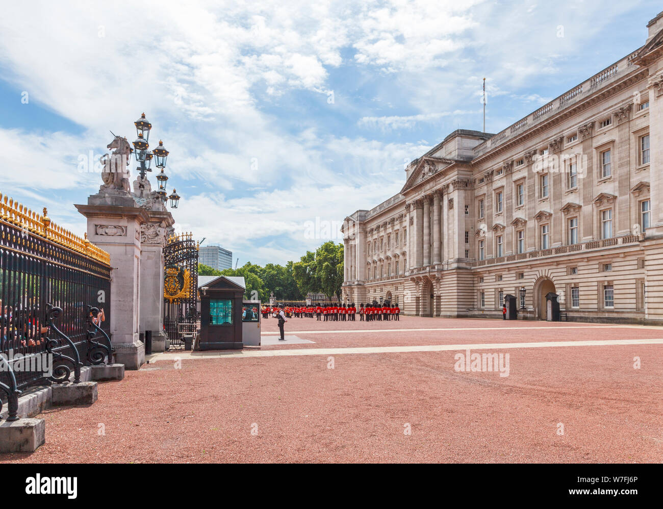 Soldiers in traditional red uniforms, members of the Queen's Guard, on ...