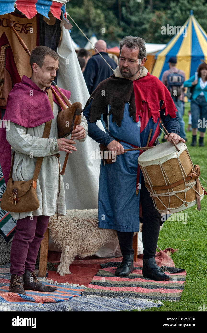 Medieval musicians hi-res stock photography and images - Alamy