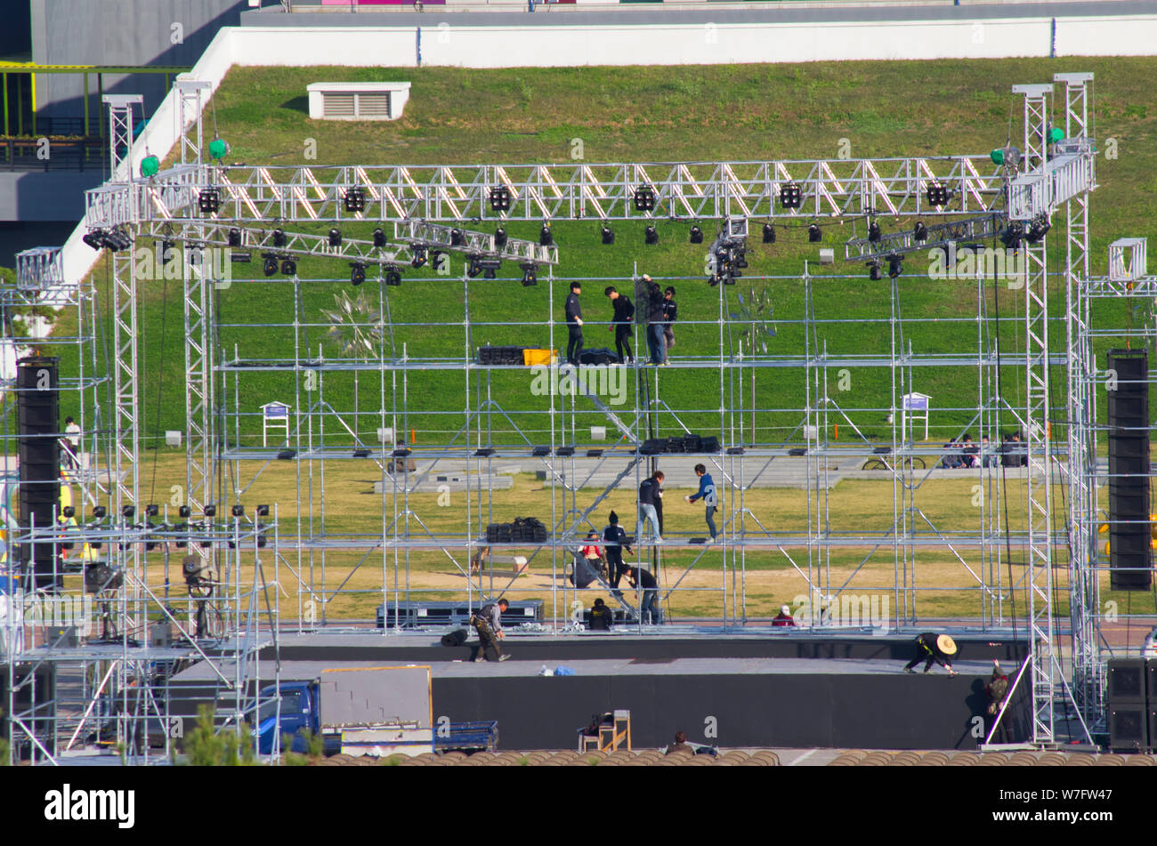 people constructing stage Stock Photo - Alamy