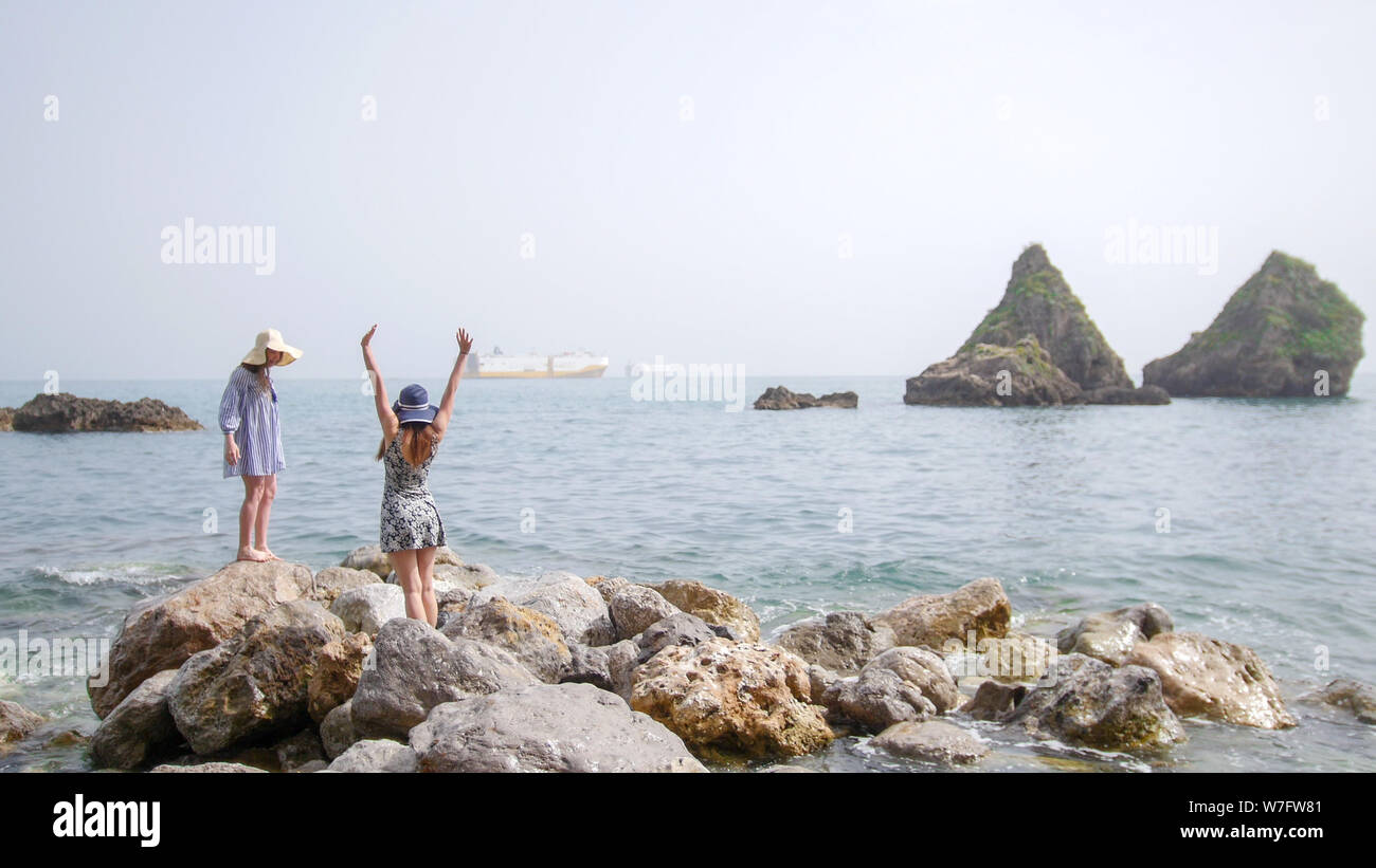 Two large standing stones hi-res stock photography and images - Alamy