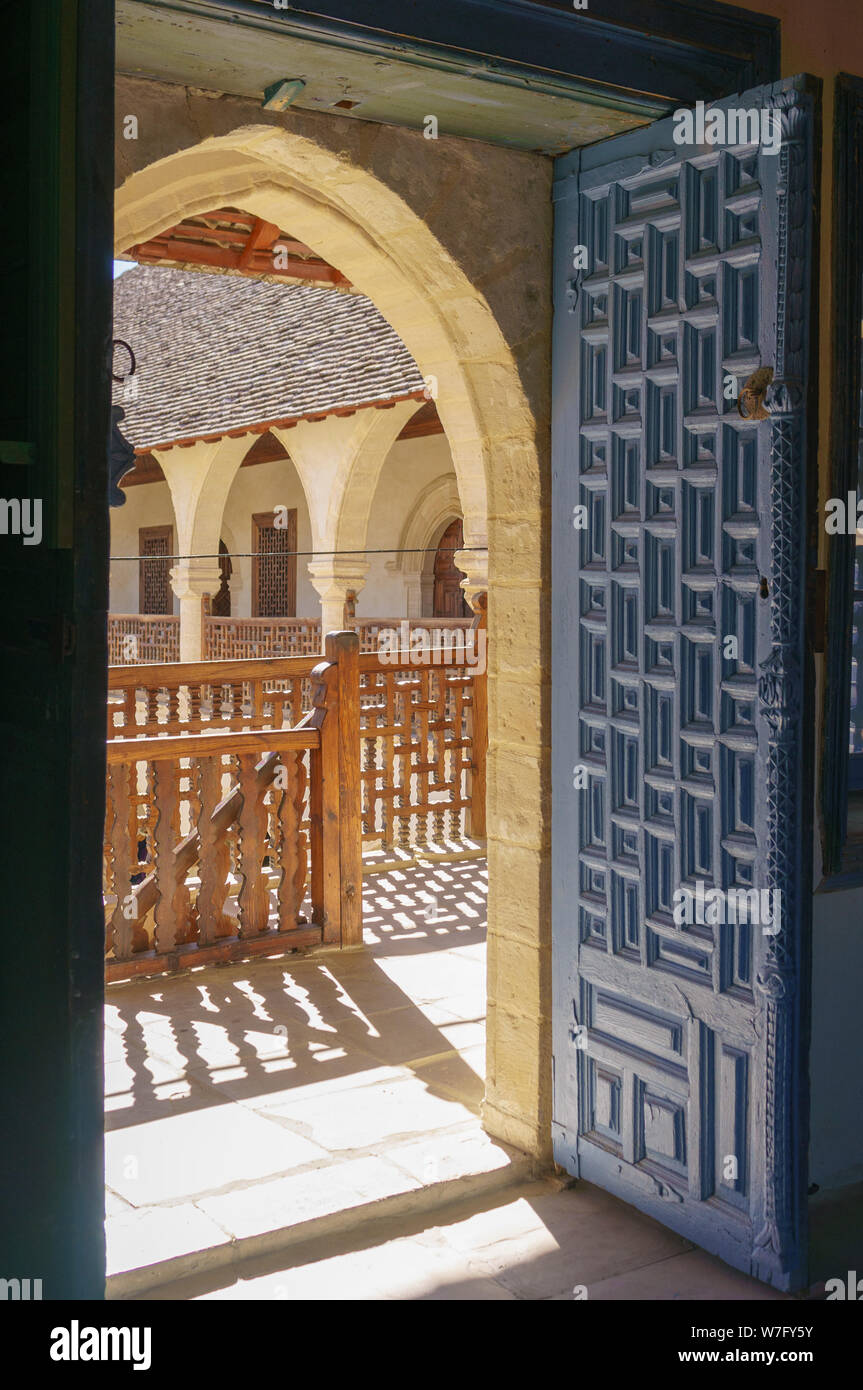 Open door decorated in arabic style Stock Photo - Alamy