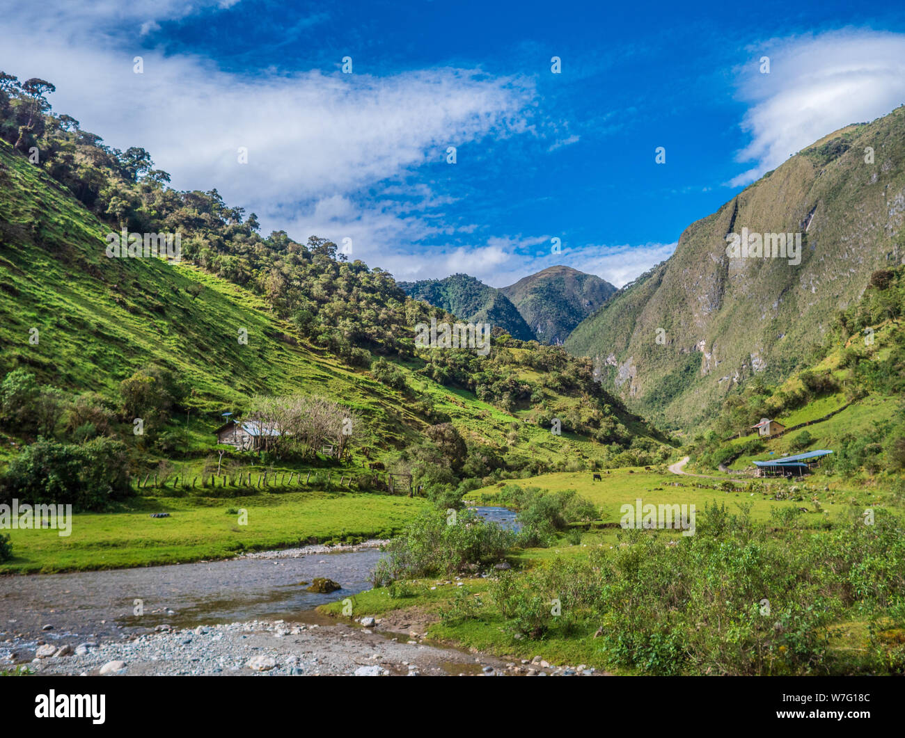 Lush green landscape hi-res stock photography and images - Alamy