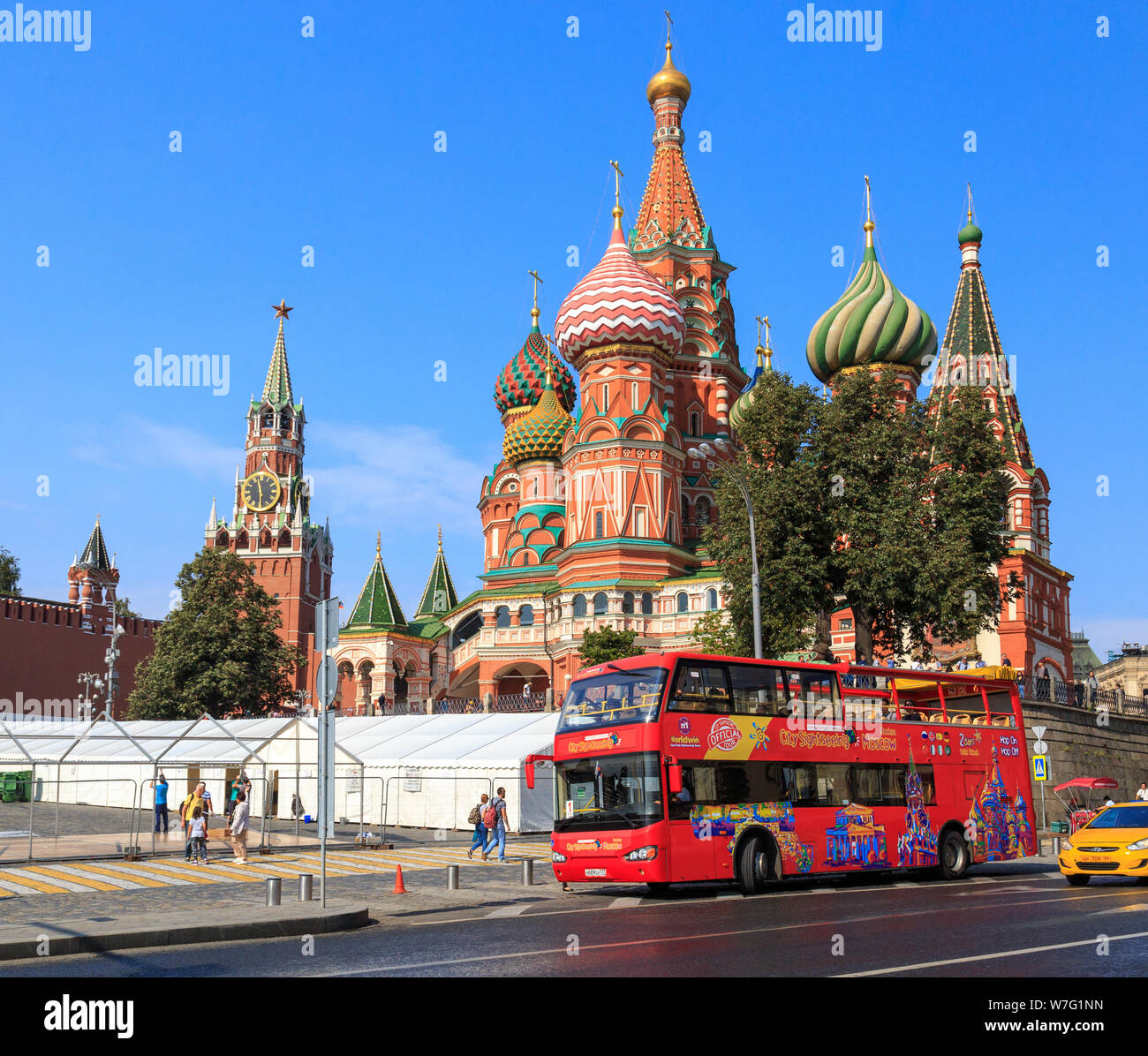 Two storey bus hi-res stock photography and images - Alamy
