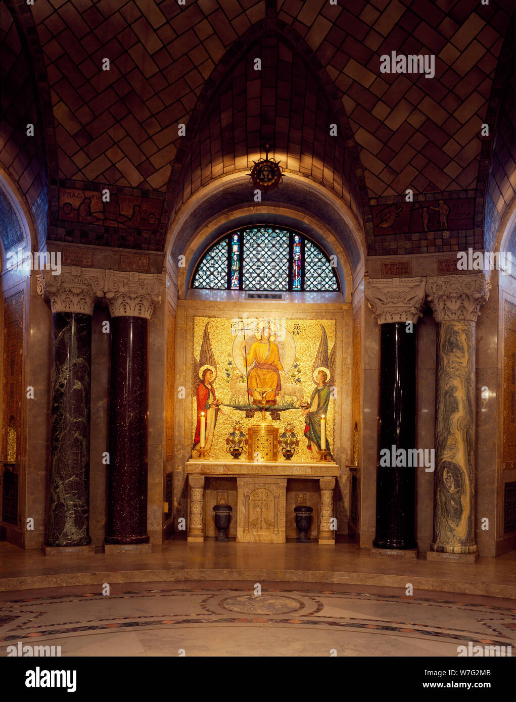 Altar at the Basilica of the National Shrine of the Immaculate ...
