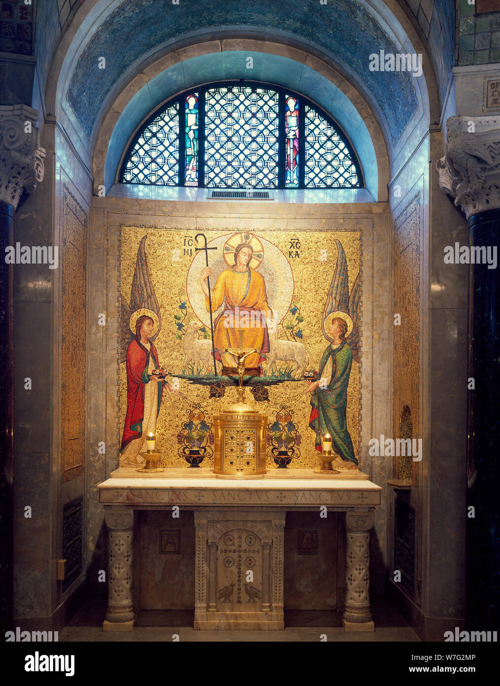 Altar at the Basilica of the National Shrine of the Immaculate ...