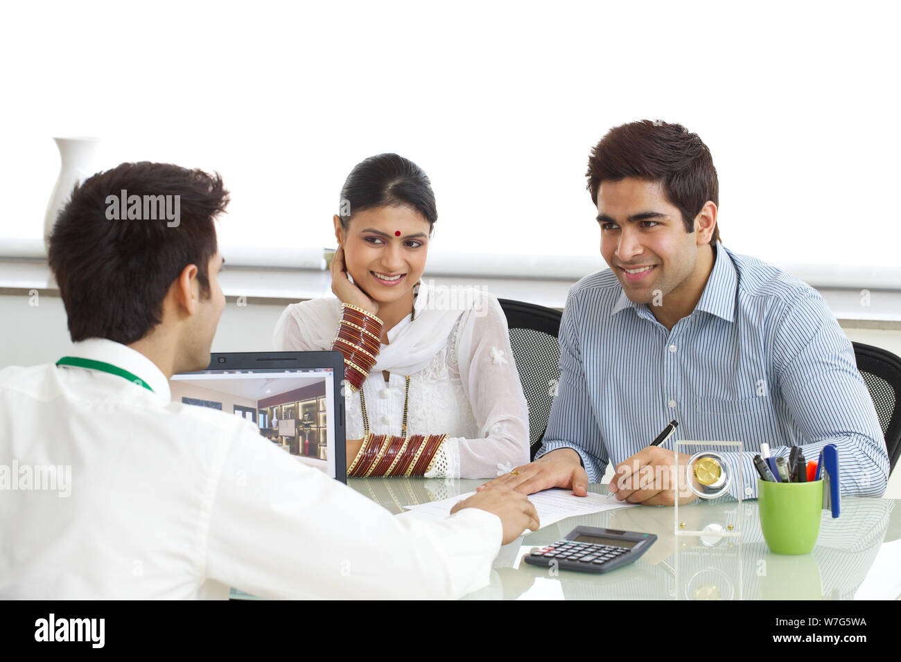 Couple signing documents hi-res stock photography and images - Alamy