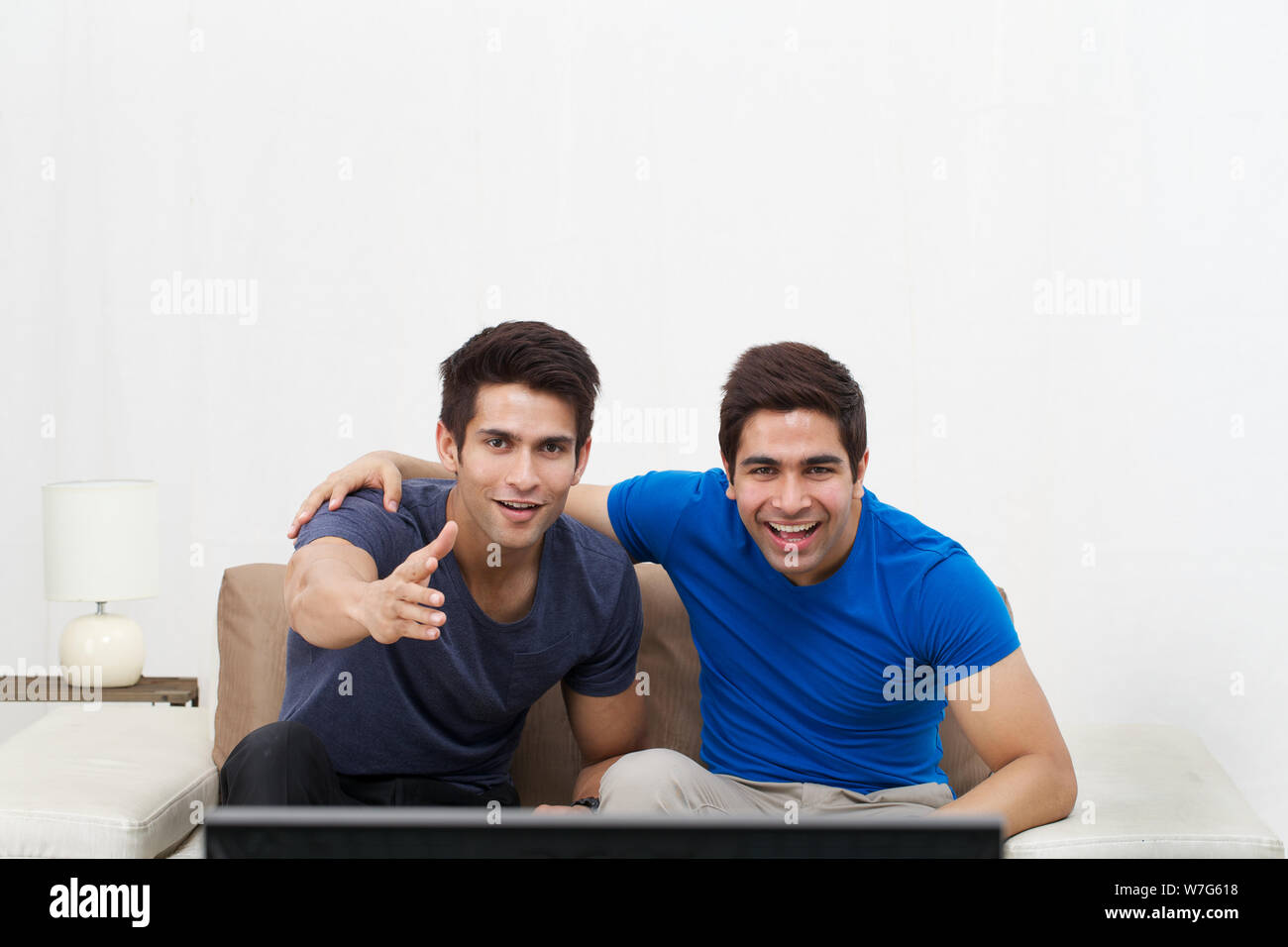 Two friends watching tv Stock Photo - Alamy