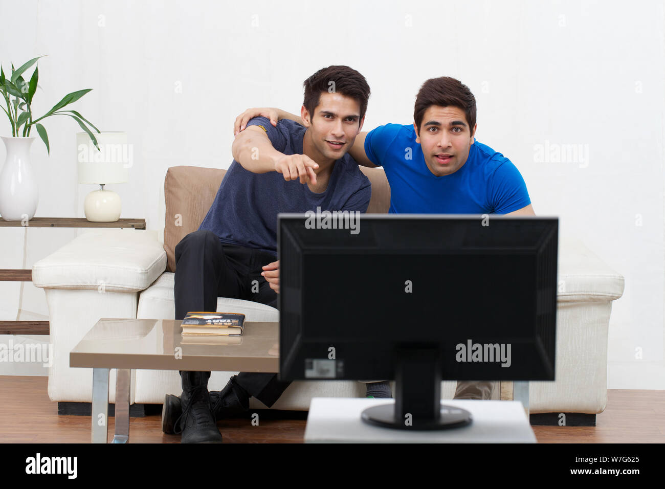 People watching tv serious hi-res stock photography and images - Alamy
