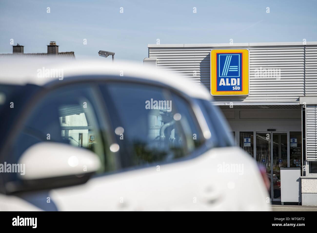 Car parked in front of a branch of the discounter Aldi | usage ...
