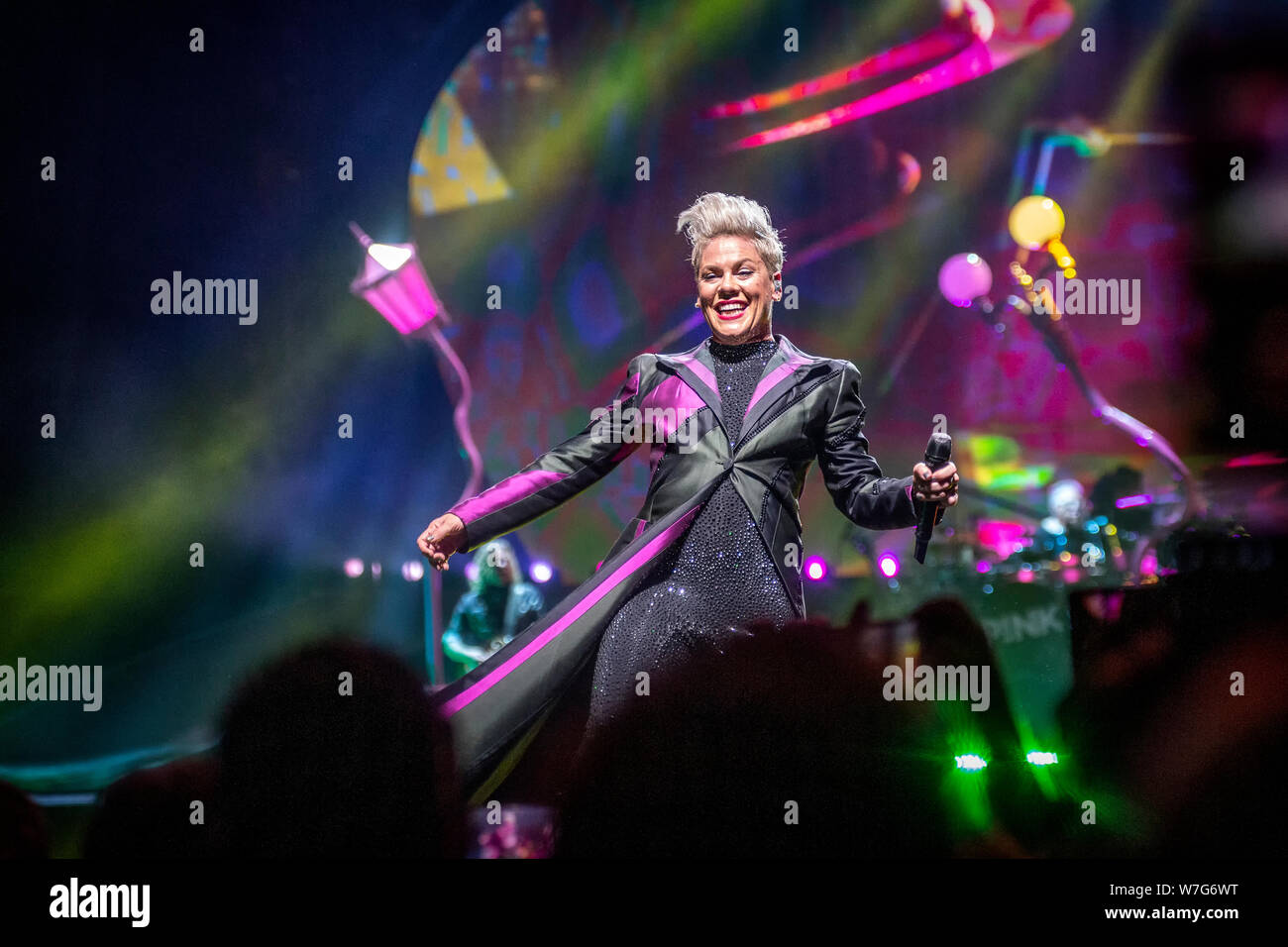 Pink singer hi-res stock photography and images - Alamy