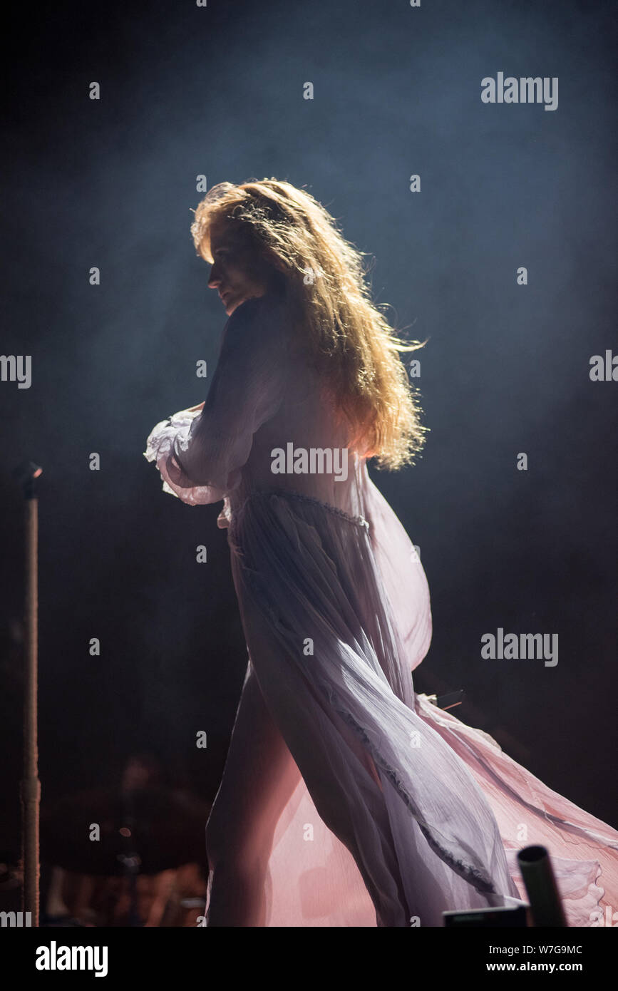 Sing pretty on stage hi-res stock photography and images - Alamy