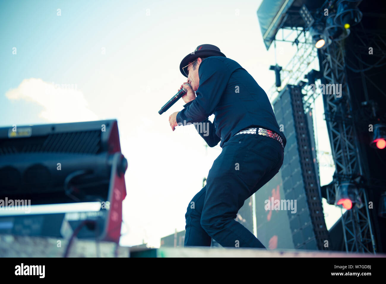 Live performing on stage celebrity singing hi-res stock photography and ...