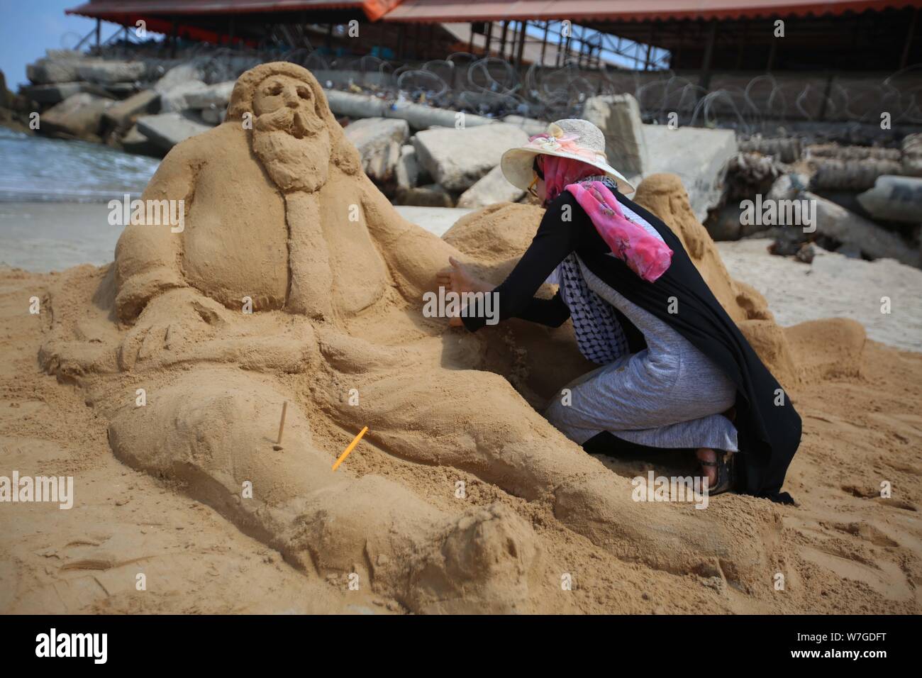 Gaza City, The Gaza Strip, Palestine. 6th Aug, 2019. Palestinian artist ...